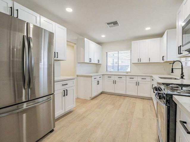Highquality & newlyrenovated Phoenix House with Wo