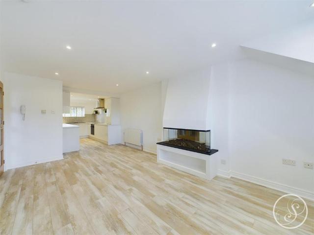Highthorne Court, Leeds 2 bed flat to rent £1,310 pcm £302 pw