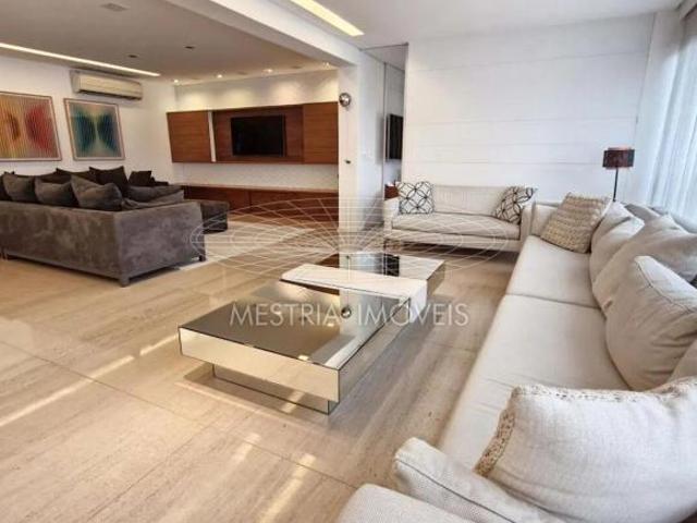 Higienópolis | Apto com 300 m² | 4 vagas + depósito | Bem localizado!