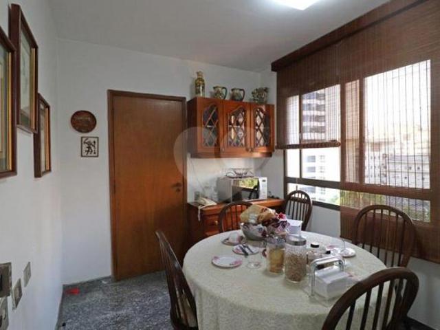 Higienopolis. Rua fechada. 300 metros. 4 quartos. 5 vagas