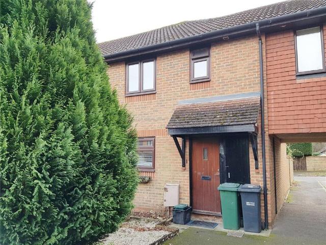 Hilton Court, Horley, Surrey, RH6 3 bed terraced house to rent £1,900 pcm £438 pw