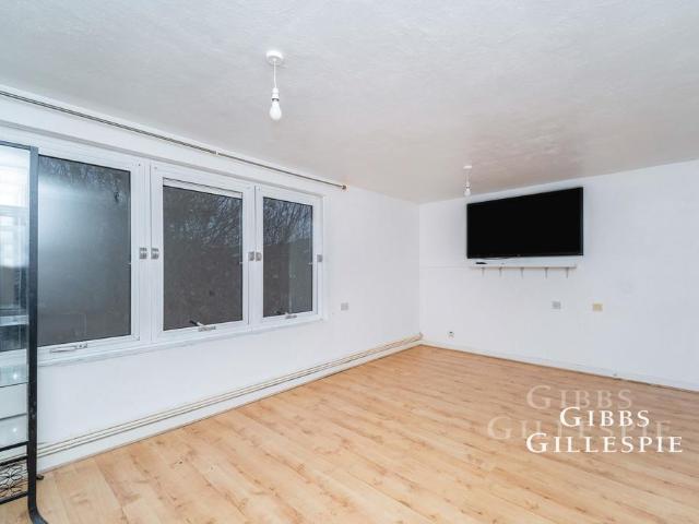 Hilton Close, Uxbridge, Middlesex, UB8 1 bed flat to rent £1,450 pcm £335 pw