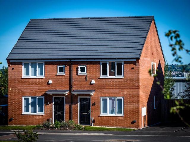 Hilton Square, Leigh, WN7 3 bed semi detached house to rent £1,260 pcm £291 pw