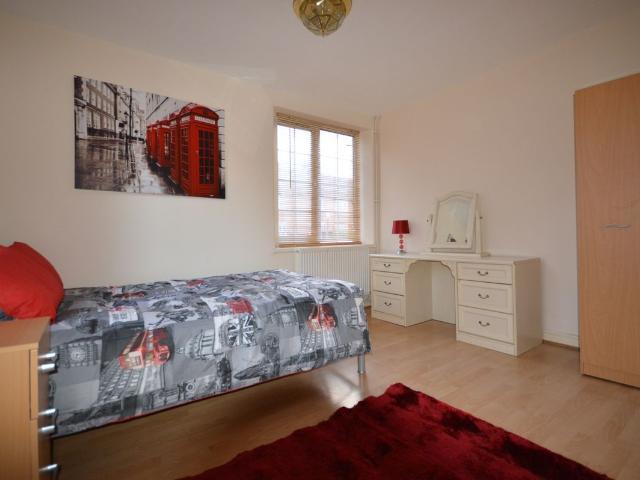 Hilary Road, London W12, Room to rent, £775 pcm | PrimeLocation