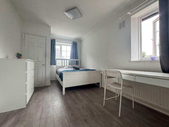 Hilary Road, London W12, Room to rent, £995 pcm | PrimeLocation