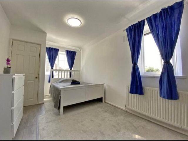 Hilary Road, London W12, Room to rent, £995 pcm | PrimeLocation