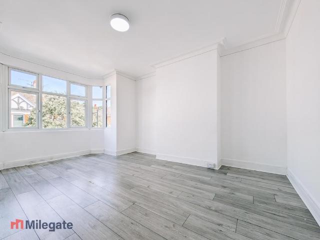 Hildaville Drive, Westcliff On Sea SS0 3 bed house to rent £1,695 pcm £391 pw