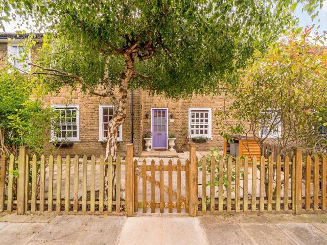 Hill Farm Road, North Kensington W10, 3 bed flat to rent, £3,900 pcm | PrimeLocation