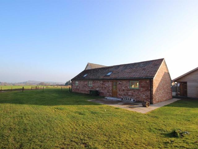 Hill Farm, Tillington, Hereford HR4, 2 bed detached bungalow to rent, £1,200 pcm | PrimeLocation
