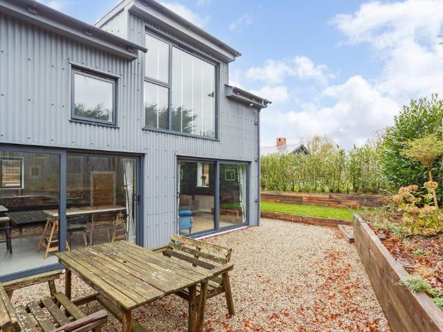 Hill Hoath Road Chiddingstone TN8 2 bed barn to rent £2,250 pcm £519 pw