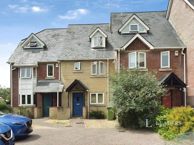 Hill Lane, SO15 3 bed semi detached house to rent £1,550 pcm £358 pw