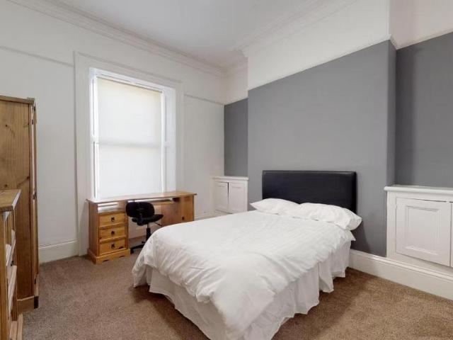 Hill Park Crescent, Plymouth PL4 5 bed house to rent £2,817 pcm £650 pw