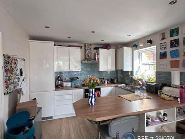 Hill Park House, Surbiton, KT5 2 bed flat to rent £1,950 pcm £450 pw
