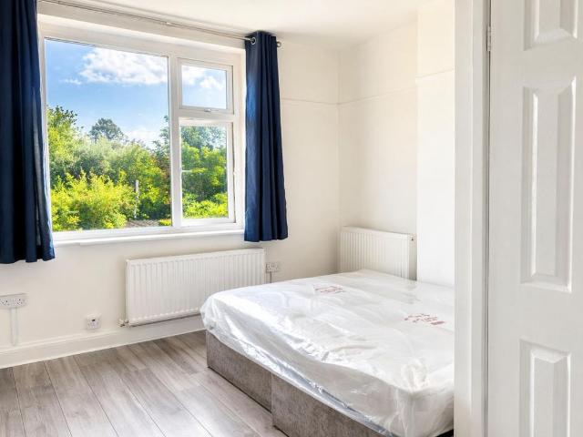 Hill Road, Mitcham CR4, Studio to rent, £950 pcm | PrimeLocation