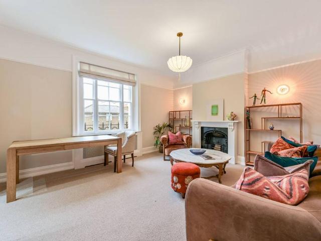 Hill Road, St John's Wood, London, NW8 4 bed flat to rent £7,800 pcm £1,800 pw