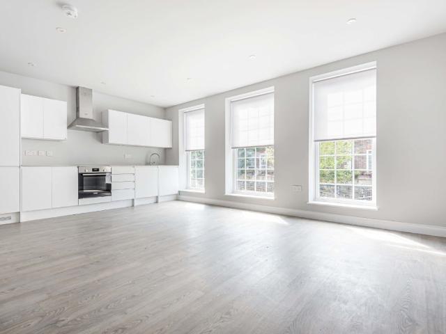 Hill Road, Sutton SM1, 1 bed flat to rent, £1,500 pcm | PrimeLocation