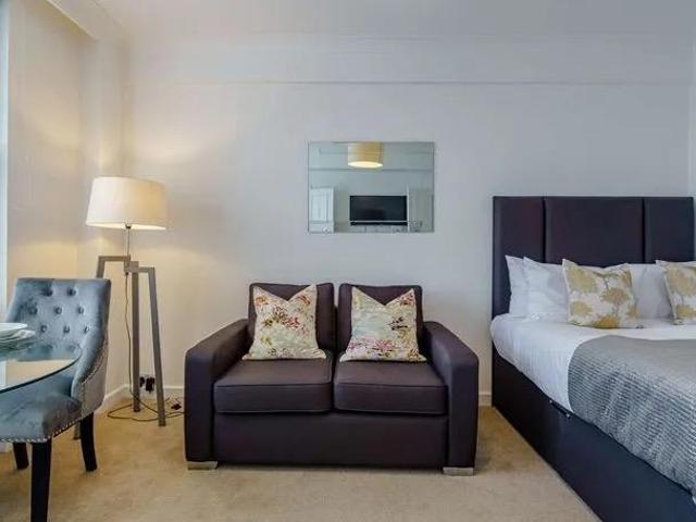 Hill Street, Mayfair, London, W1J House to rent £2,643 pcm £610 pw