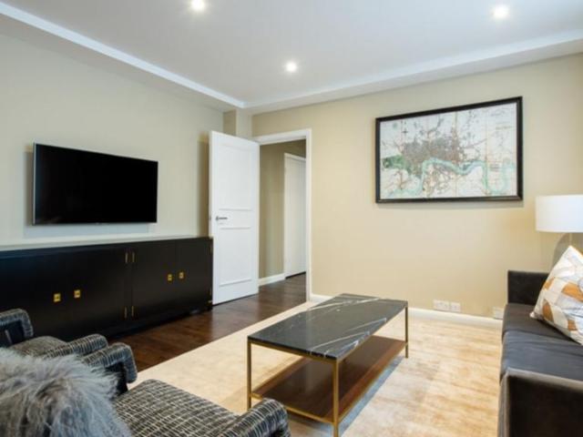 Hill Street, Mayfair, London W1J Studio to rent £3,358 pcm £775 pw