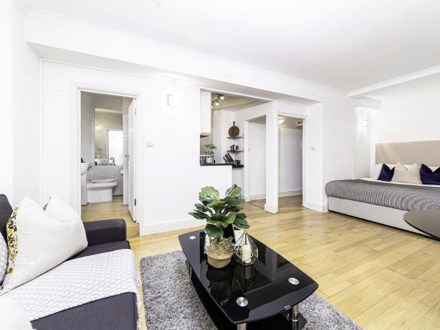 Hill Street, Mayfair, London, W1J Studio to rent £2,817 pcm £650 pw