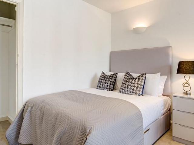 Hill Street, Mayfair, W1J Studio to rent £2,730 pcm £630 pw