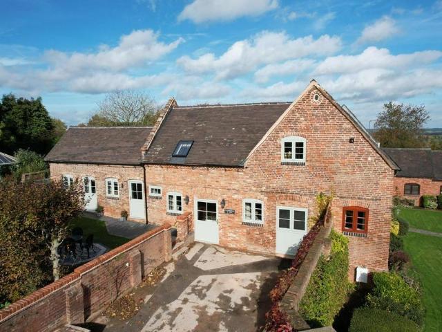 Hill Top Farm, Rugeley, WS15 2 bed barn conversion to rent £2,300 pcm £531 pw
