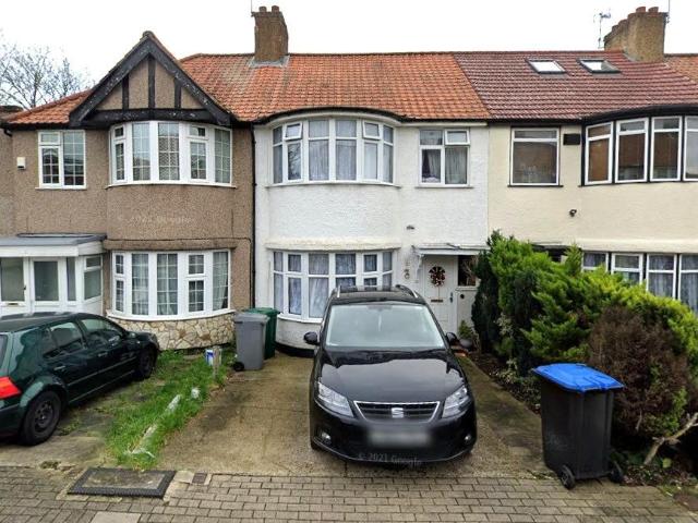 Hill View Gardens, LONDON NW9 3 bed terraced house to rent £2,250 pcm £519 pw