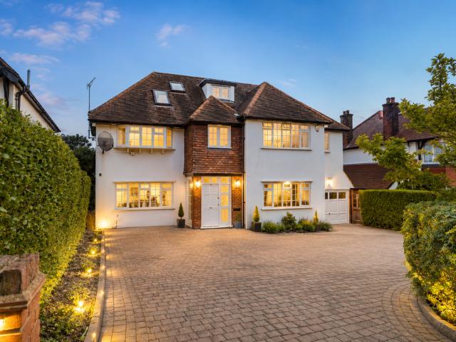 Hillcrest Road, Essex IG10 5 bed detached house to rent £5,000 pcm £1,154 pw