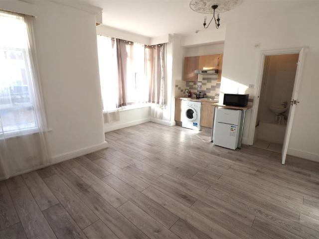 Hillcrest Road, London W3, Studio to rent, £1,275 pcm | PrimeLocation