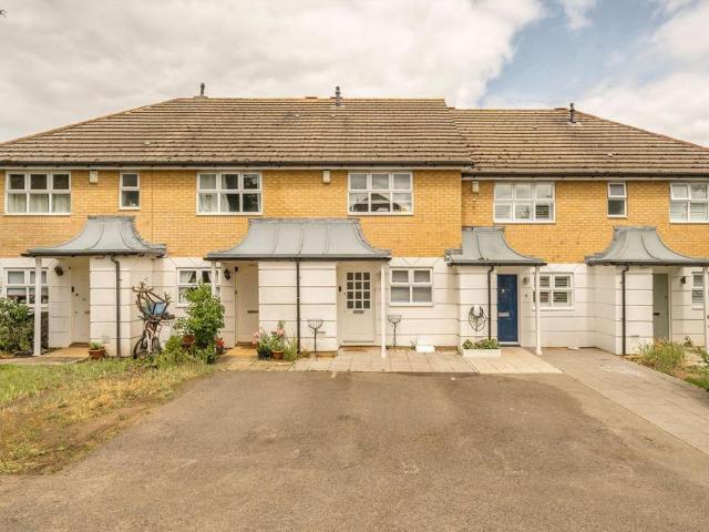 Hillary Drive, Isleworth TW7 2 bed terraced house to rent £2,495 pcm £576 pw