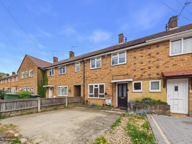 Hillary Road, Hemel Hempstead. 3 bed terraced house to rent £1,900 pcm £438 pw
