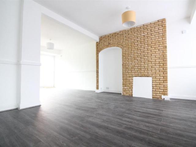 Hillborne Close, Hayes 3 bed house to rent £2,250 pcm £519 pw
