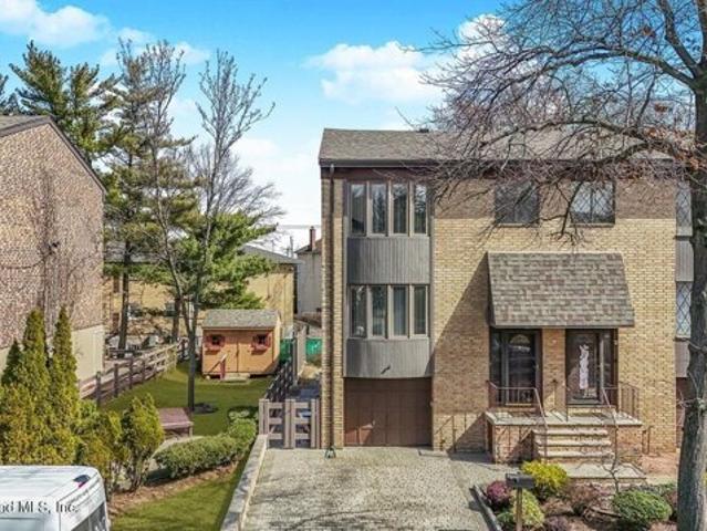Hillbrook Dr, Staten Island, Condo For Sale