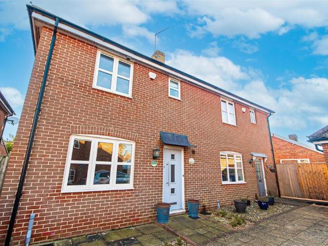 Hillfield Court, Southwold IP18 3 bed semi detached house to rent £1,395 pcm £322 pw