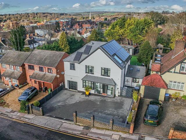 Hillfield Road, Hemel Hempstead, HP2 5 bed detached house to rent £4,000 pcm £923 pw