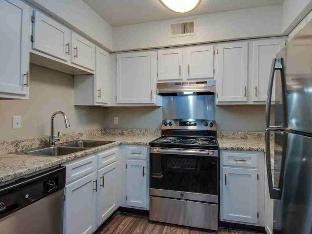 Hillhurst Apartments 3 Bedroom Apartment for Rent at 1100 Sunset Cir, Nashville, TN 37207 Talbot's Corner