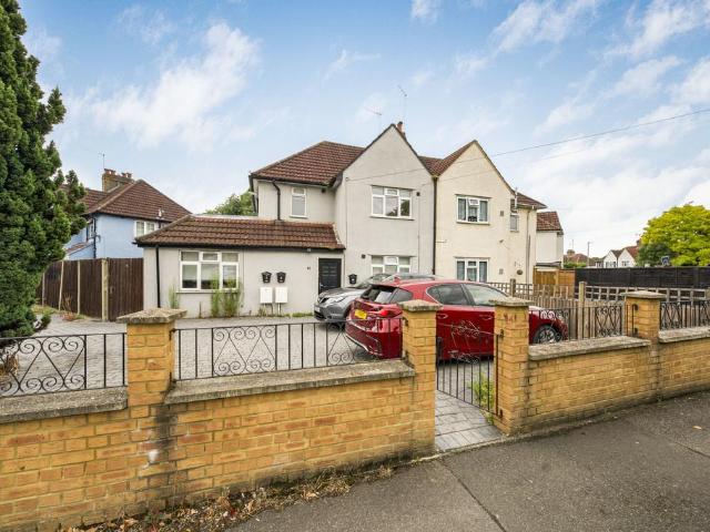Hillingdon Road, Uxbridge UB10 2 bed apartment to rent £1,550 pcm £358 pw