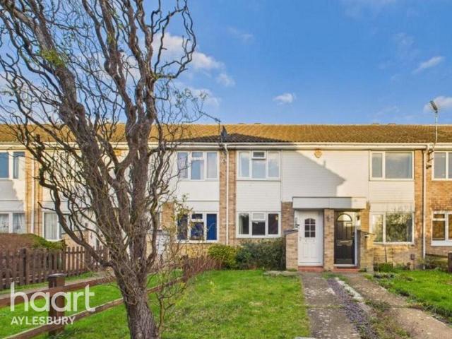 Hillington Close, AYLESBURY 2 bed terraced house to rent £1,550 pcm £358 pw