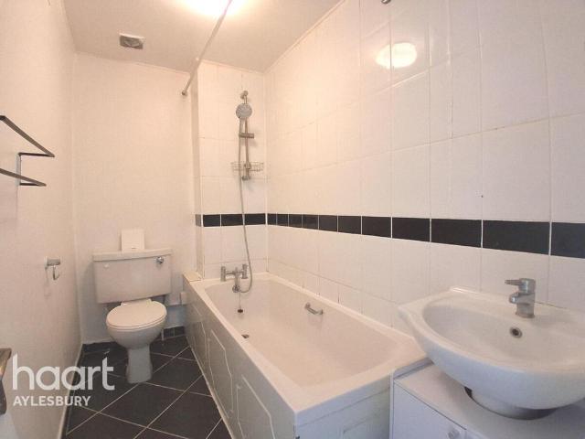 Hillington Close, AYLESBURY 2 bed terraced house to rent £1,550 pcm £358 pw
