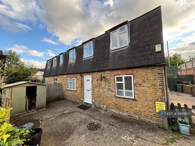 Hilliers Avenue, Uxbridge, UB8 2 bed flat to rent £1,575 pcm £363 pw