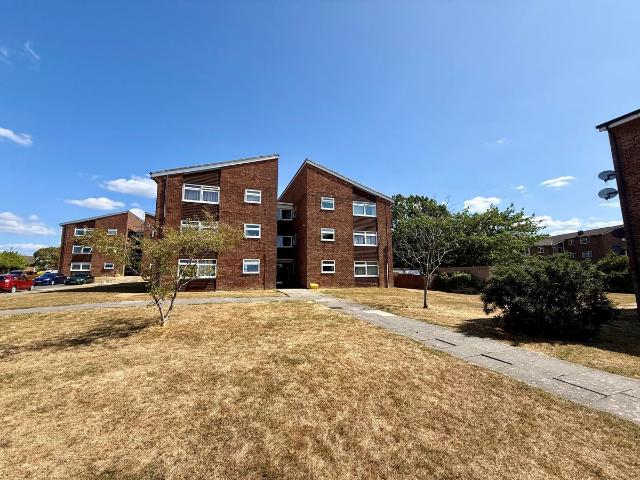 Hillmead, Crawley RH11, 2 bed flat to rent, £1,400 pcm | PrimeLocation