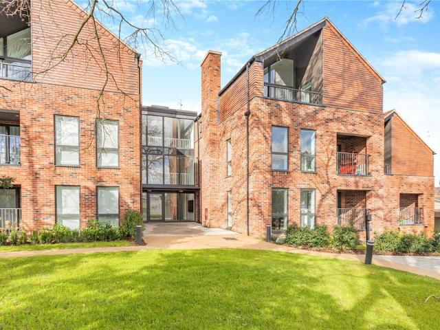Hills Road, Cambridge. 2 bed apartment to rent £2,100 pcm £485 pw