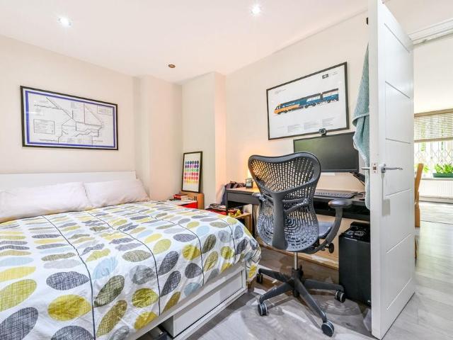 Hillsborough Court, St John's Wood. 2 bed flat to rent £2,000 pcm £462 pw