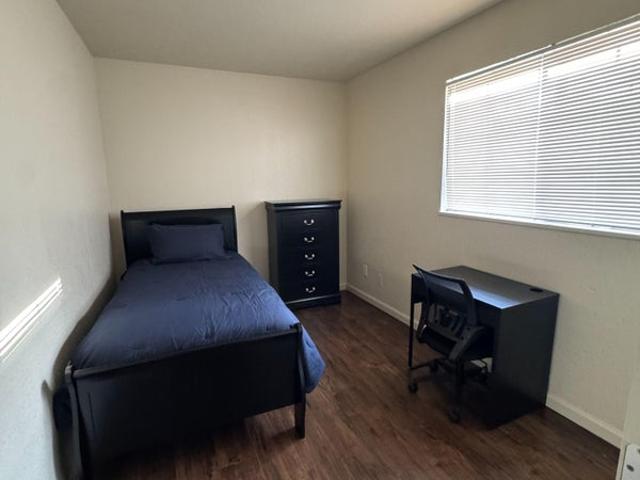 Hillsdale Home, a 5 minute walk to transit stop Hi