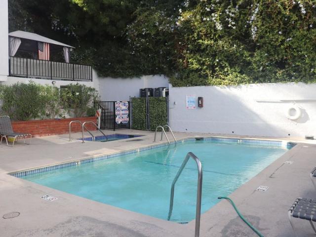Hillside Terrace 2 Bedroom Apartment for Rent at 7245 Hillside Ave, Los Angeles, CA 90046 Hollywood Hills West
