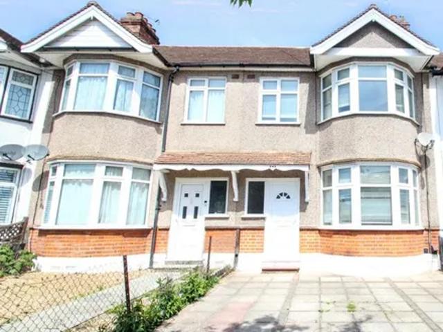 Hillside Avenue, London, IG9 6LN, United Kingdom | 3 bed townhouse for rent #168164996 | Rentberry