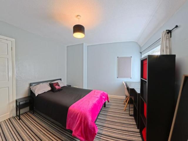 Hillside, BRIGHTON BN2 5 bed house to rent £3,141 pcm £725 pw