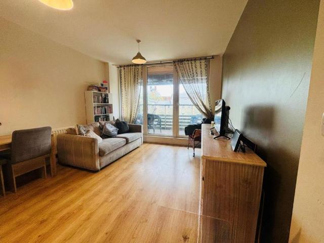 Hillside, London 1 bed flat to rent £1,550 pcm £358 pw