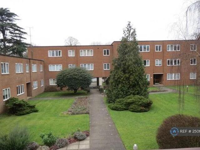 Hillside Road, St. Albans, 3 Bedroom Flat