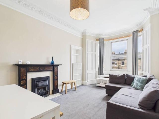 Hillside Street, Hillside, Edinburgh. 2 bed apartment to rent £1,750 pcm £404 pw