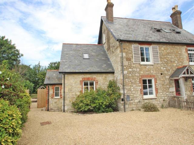 Hillway Road, Bembridge 3 bed semi detached house to rent £1,595 pcm £368 pw
